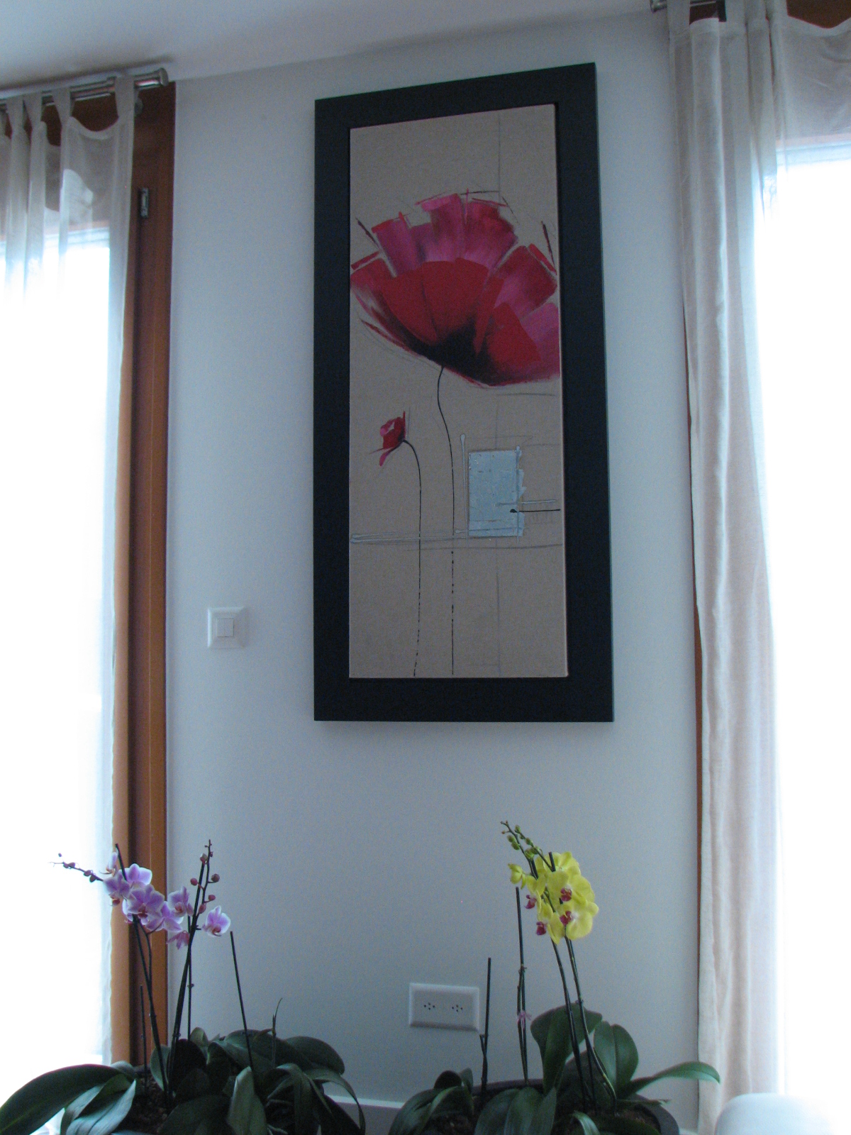 Suspension architecturale et tableau dans un appartement moderne