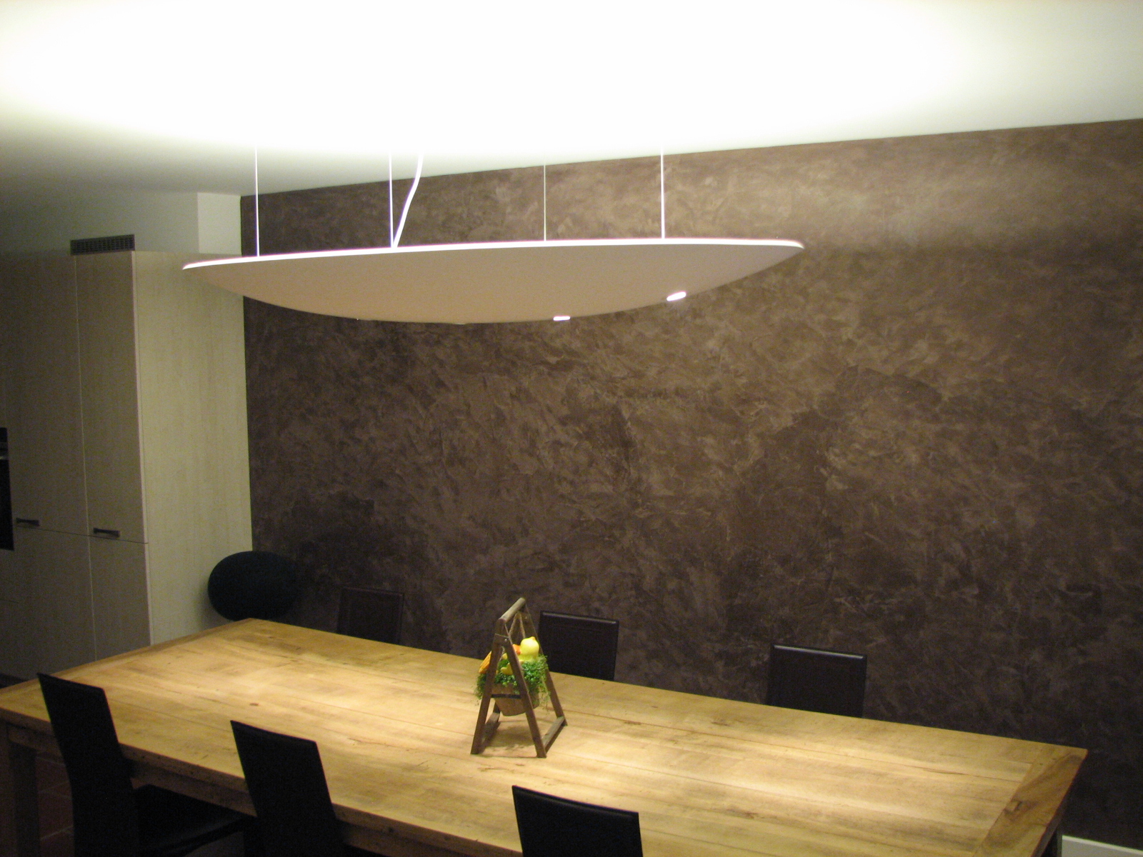 Suspension architecturale et tableau dans un appartement moderne